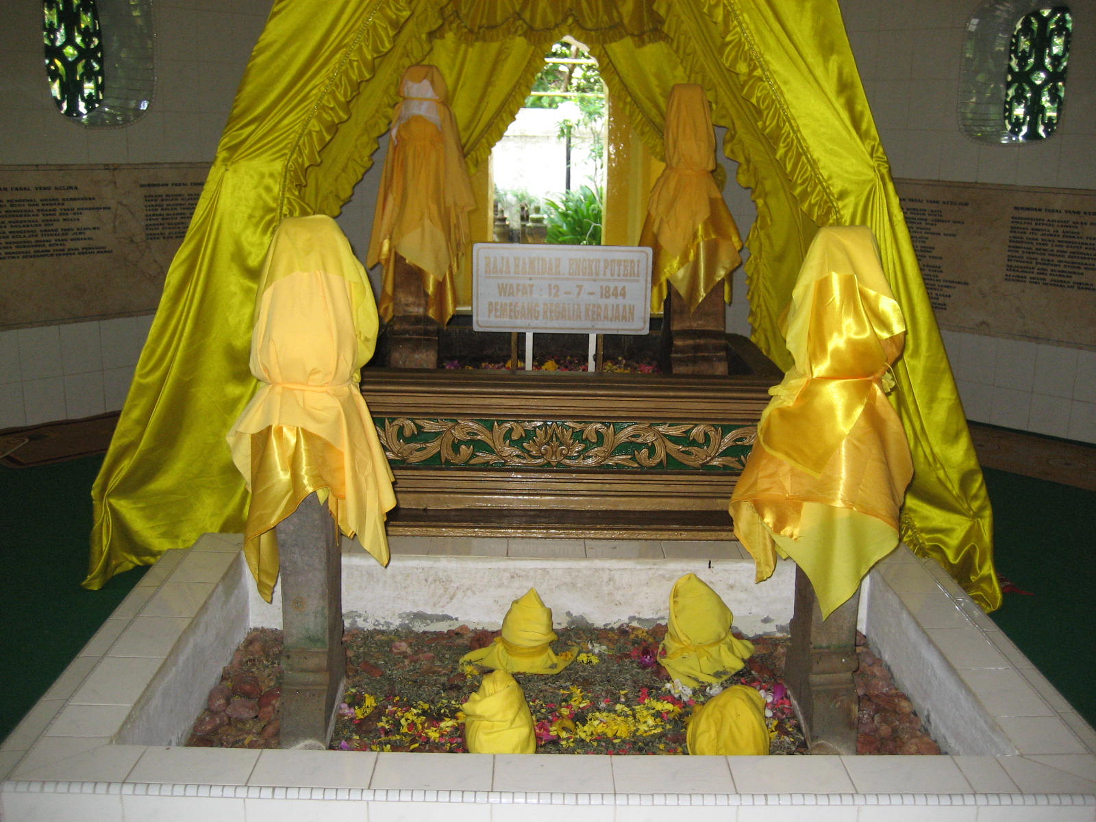 Makam Engku Putri : Harga Tiket, Foto, Lokasi, Fasilitas dan Spot ... Makam Engku Putri : Harga Tiket, Foto, Lokasi, Fasilitas dan Spot ...
